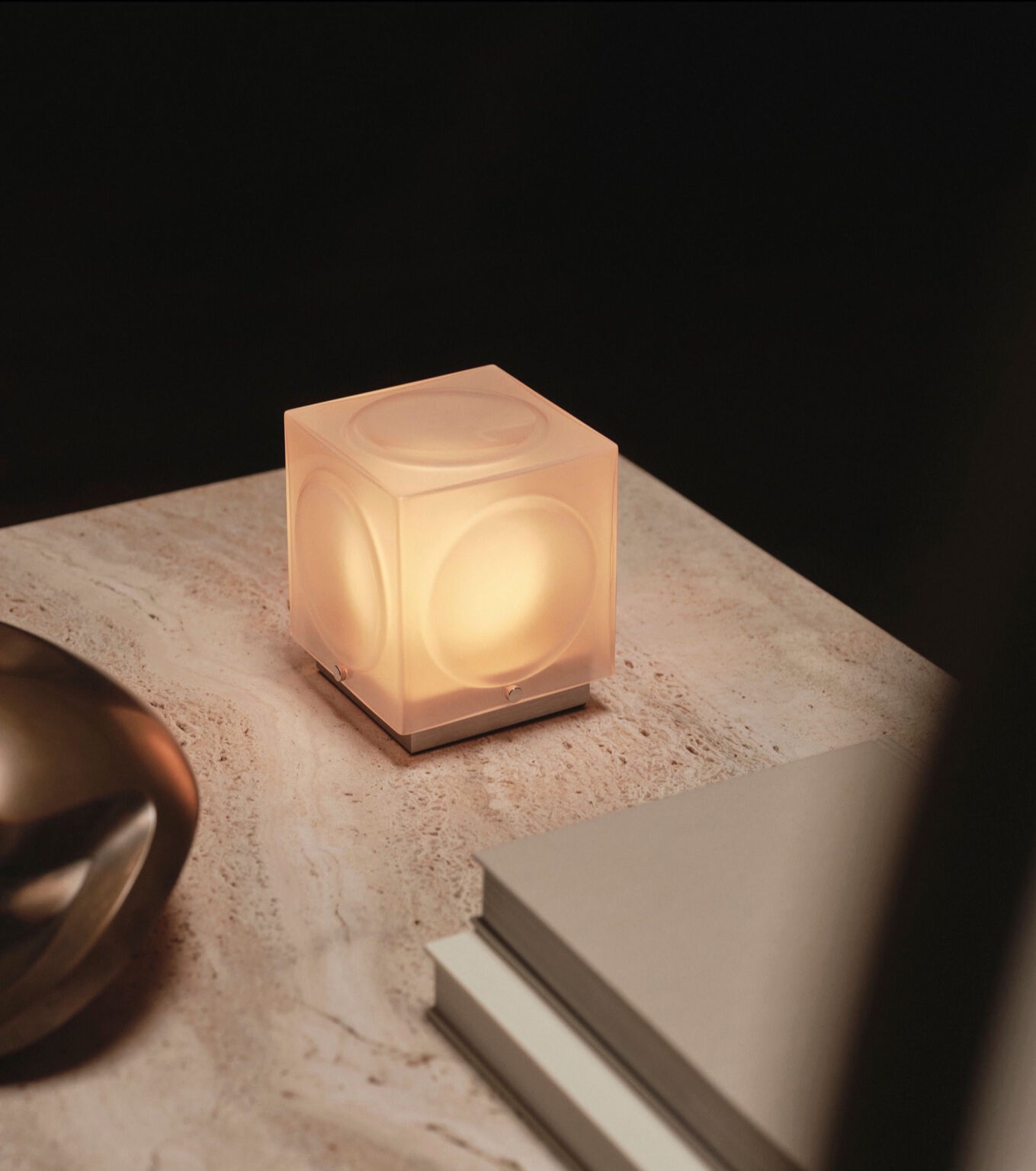 Lee Broom presenta Chant Portable, su primera lámpara portátil • THE ...