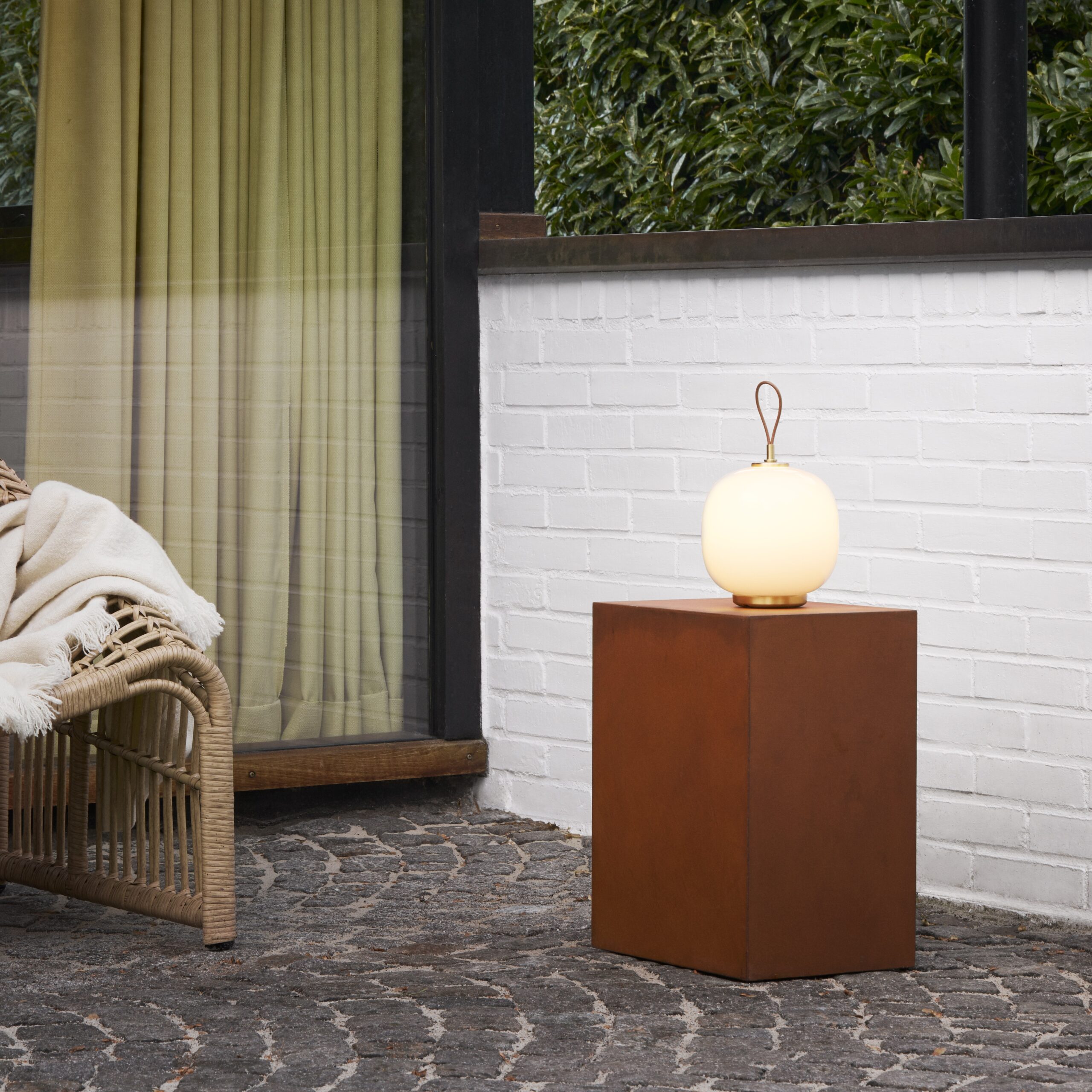 SS25_VL45_Radiohus_Pendant_250_Vedbaek_Amber_Portable_White_Terrasse ...